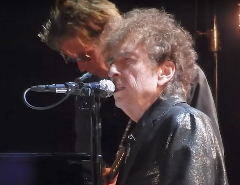 Watch Bob Dylan Performing a Great “Blowin’ In The Wind” in Chicago ...